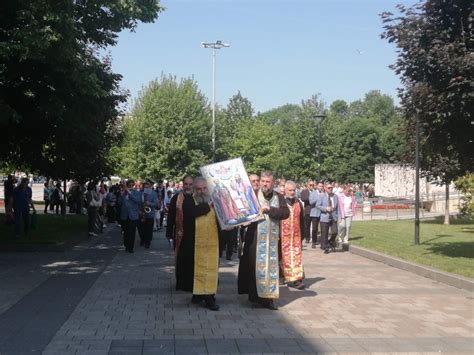 Празнично шествие в центъра на Плевен Front Bg
