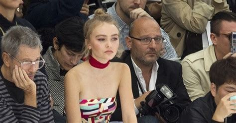 조니뎁 딸 릴리 로즈 16세 나이에 모델로 될성부른 미모