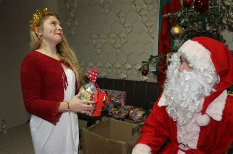 Дядо Коледа и Снежанка раздадоха подаръци Sliven Net новини