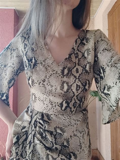 Міні сукня плаття в зміїний принт з широкими рукавами вирізом на нозі