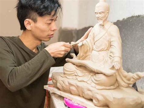 遨游在艺术雕刻的海洋里，享受专注做事的快乐 湖南雕刻师刘钱 博物馆 陶瓷 木雕 新浪新闻
