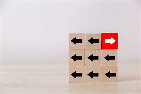 검은 화살표 반대 직면 흰색 화살표와 빨간 나무 블록 와 다른 사람에 게 다른 개념 성공을 위한 거 야 개념에 대한 스톡 사진 및 기타 이미지 Istock