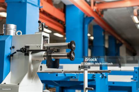 생산 롤링 도구 전기 기계 환기 및 배수 구에 대 한 생산 판금 용 공구 및 벤딩 장비 매장 내 제조 또는 시연 스탠드 건설 기계류에 대한 스톡 사진 및 기타 이미지