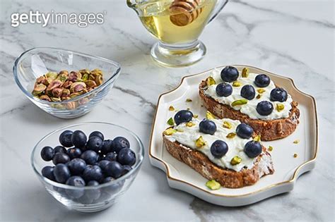 호밀빵 블루베리 피스타치오 벌꿀 달콤한음식 견과류 베리 과일 요구르트 유제품 빵 식료품 디저트 홈메이드 상태 이미지 Jv12520842