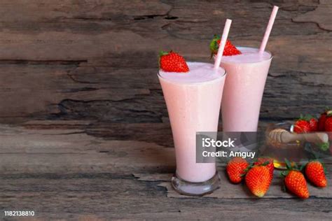 딸기 스무디 다채로운 과일 주스 밀크 쉐이크 혼합 음료 건강한 고단백 맛 맛있는 유리 음료 에피소드 아침 나무 배경에 0명에 대한 스톡 사진 및 기타 이미지 Istock