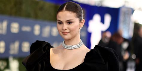 Selena Gomez Reveals She Broke Her Hand Had To Have Surgery On It