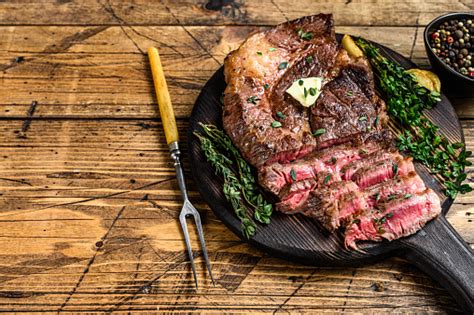 도마에 갈비 눈 쇠고기 고기 스테이크를 구이합니다 나무 배경 맨 위 보기입니다 복사 공간 검은색에 대한 스톡 사진 및 기타 이미지 Istock