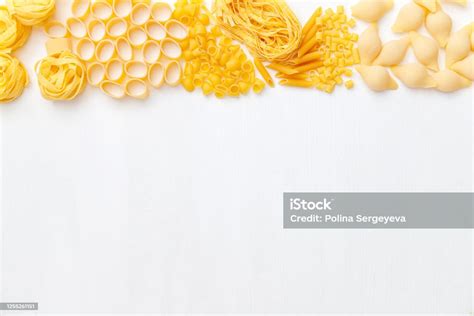 흰색 나무 배경에 다양한 조리되지 않은 파스타 맨 위 보기입니다 텍스트 공간이 있는 레스토랑용 이탈리안 파스타 0명에 대한 스톡 사진 및 기타 이미지 Istock