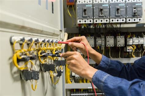 전기 캐비닛 제어에서 전압 및 전류를 측정하는 전기 테스터 프리미엄 사진