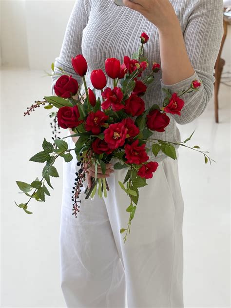 바닐라플레르ᰔᩚ 조화부케 조화소품 조화센터피스 🌸정원을 옮겨온 듯한 웨딩 아치🌸 자연스럽게 흐르는 곡선 파스텔 톤의 꽃들이 층층이 피어나는 비대칭 구조의 플라워