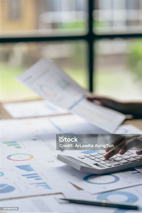 수직보기 계산기를 사용하여 펜을 들고 있는 사업가 차트 작업 및 비즈니스 전략 분석 재무 통계 검증에 대한 스톡 사진 및 기타 이미지 Istock