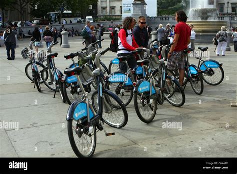 Trafalgar square cyclists hi-res stock photography and images - Alamy