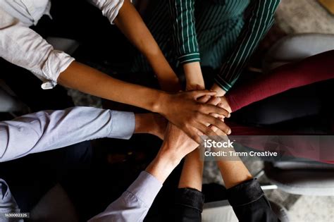 긍정적 인 다양한 비즈니스 팀이 서로 손을 얹고 단합과 팀워크를 보여줍니다 모임에 대한 스톡 사진 및 기타 이미지 모임 20 24세 45 49세 Istock