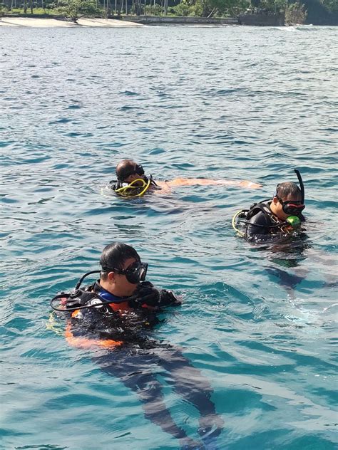 Berselancar Di Pantai Lendang Luar Pemenang Klu Pemuda Asal Sumbawa Dilaporkan Hilang Harian