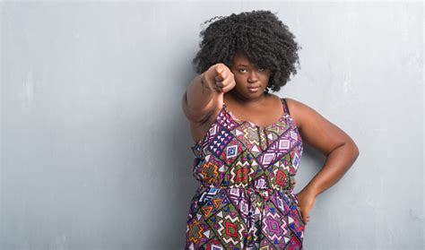 다채로운 입고 회색 그런 지 벽에 젊은 아프리카계 미국인 여자 불행 하 고 화가 거절을 보여주는 제스처 반대와 부정적인 보고를