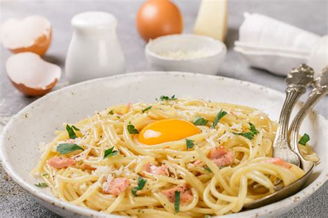 카르보나라 파스타입니다 스파게티와 베이컨 계란 파 슬 리 파 르 메 산 치즈 근접 촬영 전통적인 이탈리아 요리입니다 선택적 초점 0명에 대한 스톡 사진 및 기타 이미지