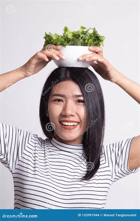 Mujer Asi Tica Sana Con La Ensalada Foto De Archivo Imagen De Hermoso