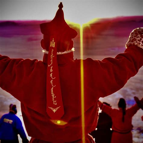 Дээл хувцасаараа гоёоод Сумын бүжгэнд чамтайгаа чимэг нь болохсон Хайртай хүнээ Mention М