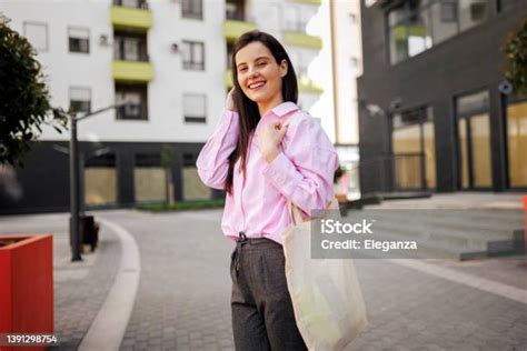 재사용 가능한 면 에코 농산물 가방과 함께 과일과 채소를 쇼핑하는 여성 제로 폐기물 라이프 스타일 개념 가방에 대한 스톡 사진