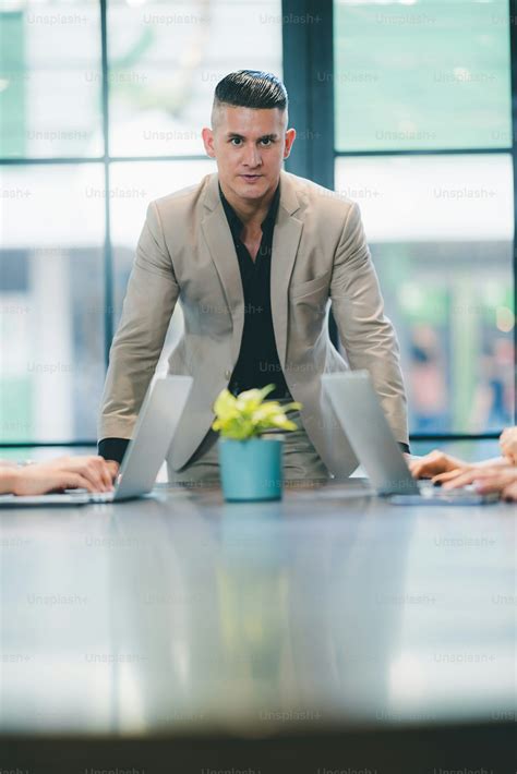 공동 작업 공간에서 사업가의 초상화 양복을 입고 웃고 있는 잘생긴 Ceo 사진 Unsplash의 사무실 이미지