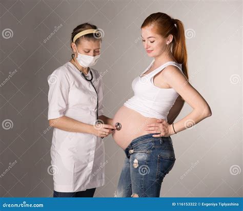 Mujer Embarazada En Un Doctor Foto de archivo Imagen de médico hembra