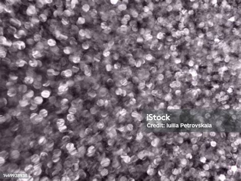 하얀 반짝이의 보케 빛 블랙 그레이 화이트 실버 반짝이 질감 배경입니다 스팽글과 반짝임이 있는 반짝이는 반짝이 포장지 축제