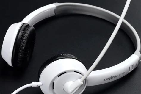 What Is The Difference Between A Headset With A Microphone And One Without A Microphone