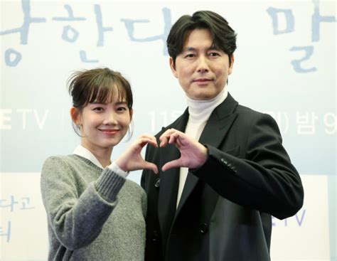 아빠 된 정우성 비연예인과 열애설…온라인서 퍼진 뽀뽀 사진