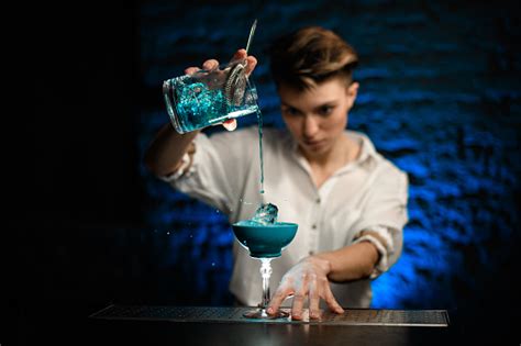 여자 바텐더는 유리에 컵을 혼합에서 능숙하게 블루 칵테일을 부어 각얼음에 대한 스톡 사진 및 기타 이미지 각얼음 강철