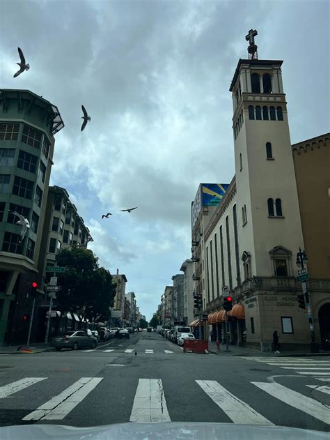 교통 체증과 고층 건물로 가득 찬 도시 거리 사진 Unsplash의 무료 파랑 이미지