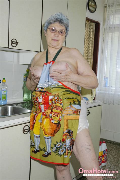 戴眼镜的罗莎老奶奶露出大奶子，还把黄瓜插进自己的灌木丛里