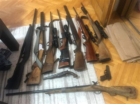 МВР ПРЕТРЕСИ ВО БИТОЛА ПРИВЕДЕНО ЛИЦЕ ПРОНАЈДЕНИ ОРУЖЈЕ И МУНИЦИЈА Народен Глас