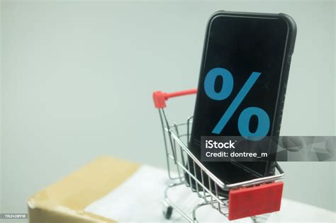 쇼핑 카트에 화면에 할인 기호가 있는 스마트폰 온라인 쇼핑 전자 상거래 및 상품 배달의 개념 가격에 대한 스톡 사진 및 기타 이미지 Istock