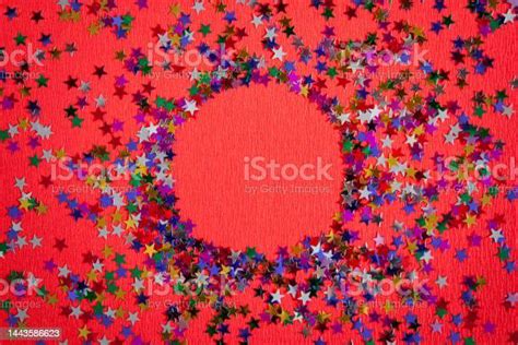 여러 가지 빛깔의 색종이 별의 배경입니다 빨간색 배경에 별들로 만들어진 둥근 프레임 0명에 대한 스톡 사진 및 기타 이미지 0명 공휴일 금속의 Istock