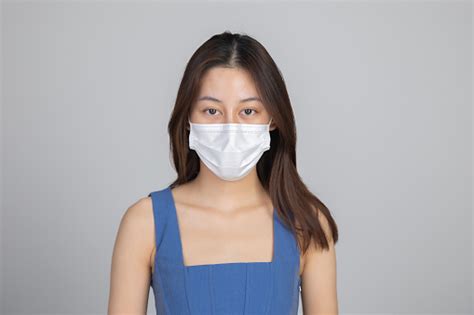 감염 코로나 바이러스 대기 오염 Pm25를 방지하기 위해 위생 마스크를 착용한 젊은 행복한 아시아 여성 건강 관리 및 코로나