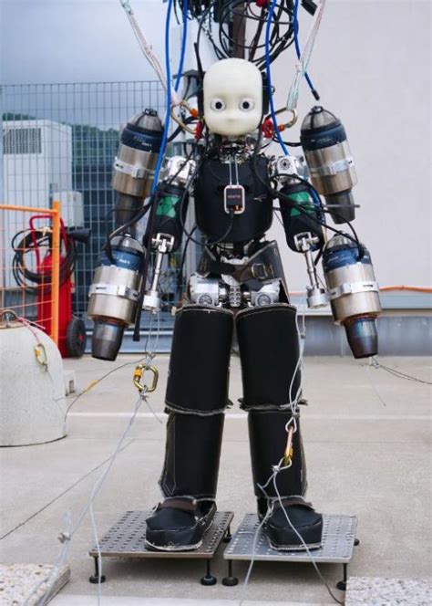 مهندسان در حال ساخت یک ربات انسان نمای پرنده برای کمک در زمان فاجعه هستند اروتک