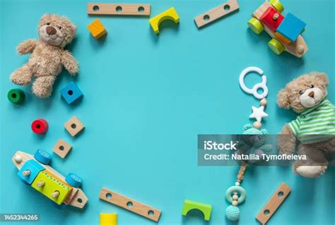 테디 베어 나무 장난감 파란색 배경에 미취학 아동을 위한 블록 유치원 유치원 또는 탁아소용 장난감 텍스트 공간을 복사합니다 평면도 클로즈업 0명에 대한 스톡 사진 및 기타