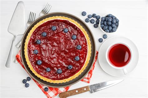 베리 젤리와 붉은 차 히비스커스 한 잔을 곁들인 홈메이드 치즈케이크 맨 위 보기 0명에 대한 스톡 사진 및 기타 이미지 0명 건강한 식생활 과일 Istock