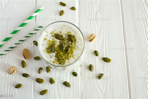 흰색 나무 배경에 피스타치오와 요구르트 스무디 맨 위 보기입니다 공간을 복사합니다 야쿠르트에 대한 스톡 사진 및 기타 이미지 야쿠르트 피스타치오 0명 Istock
