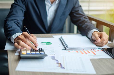 실업가 분석 계획 회계사 는 재무 보고서를 계산 그래프 차트와 스마트 폰 비즈니스 재무 및 회계 개념 개념에 대한 스톡 사진 및