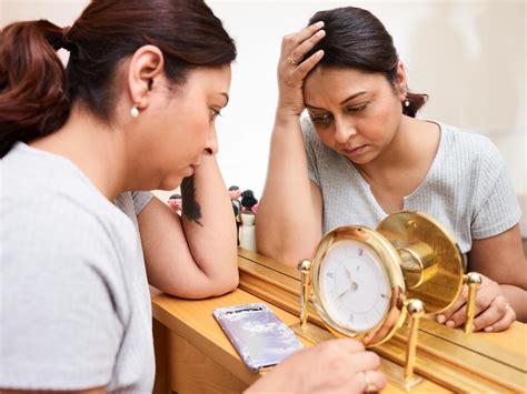 가정 환경 검은 색 블라우스 고요한 고요함 곱슬머리 공상 기다리는 끝없는 낮 네이비 셔츠 느슨한 자세 레저 루틴 머리에 손을 넣다 무관심한 무심한