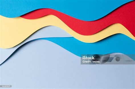 추상 컬러 종이 질감 배경입니다 기하학적 모양과 빨간색 노란색 및 하늘색 색상의 선 레이어가있는 최소 종이 절단 스타일 구성 상위 뷰 0명에 대한 스톡 사진 및 기타 이미지