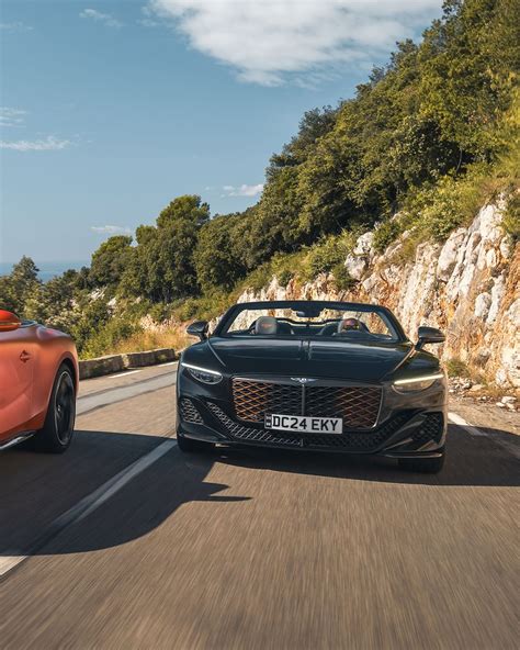 벤틀리 서울 ⠀ 전 세계 단 16명의 고객만이 누릴 수 있는 가장 우아한 오픈에어링 바투르 컨버터블‘ ⠀ 이제는 하나의 희소 가치가 된 벤틀리의 W12 엔진