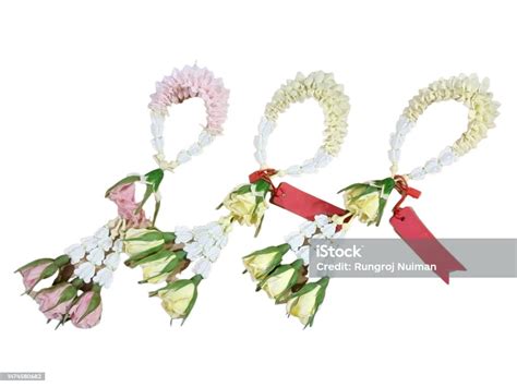 재스민 화환 3개 재스민 열정 꽃과 밝은 색상의 장미로 만들어졌습니다 격리된 흰색 배경입니다 0명에 대한 스톡 사진 및 기타 이미지 Istock