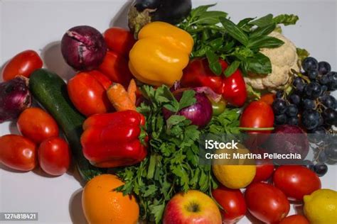 야채의 배경은 다른 신선한 농장 야채 모듬 생 유기농 채소와 조성 레몬 토마토 후추 콜리플라워 사과 포도 0명에 대한 스톡 사진 및 기타 이미지 Istock