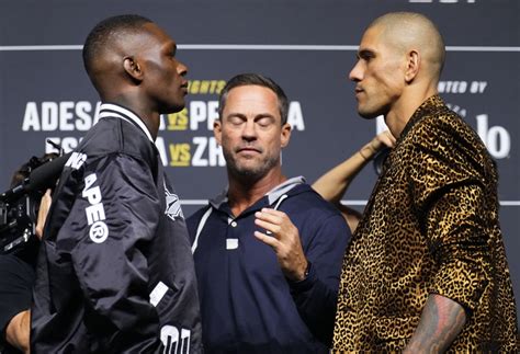 Ufc 미들급 챔피언 이스라엘 아데산야사진 왼쪽와 오마이포토