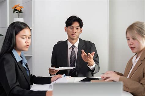 혁신적인 아이디어 교환 및 전략 계획을 위해 현대적인 사무실 환경에서 협업하는 비즈니스 팀 3 명에 대한 스톡 사진 및 기타 이미지 3 명 Future