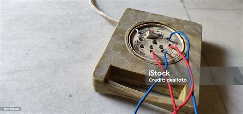 절연 플러그 없이 위험하거나 안전하지 않은 방식으로 빨간색과 파란색 전선이 꽂혀 있는 흰색 대리석 바닥 위에 전기 멀티 플러그 보드 또는 연장 코드를 수평으로 촬영한 경우