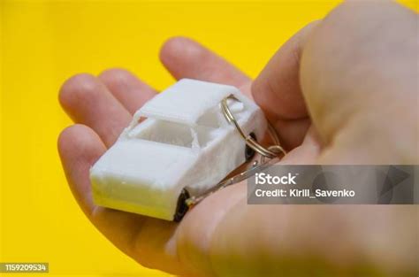 노란 배경에 키가있는 자동차의 막대기 그림을 들고있는 남자 손 개념에 대한 스톡 사진 및 기타 이미지 개념 경제 고객