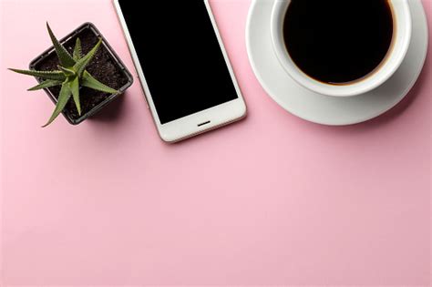 흰색 스마트 폰과 밝은 분홍색 배경에 커피 한 잔 위에서보기 0명에 대한 스톡 사진 및 기타 이미지 0명 개념 검은색 Istock